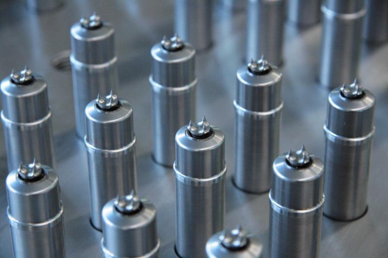 Multi-tip hot runner nozzles permit balanced filling of precision tubu