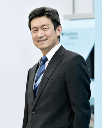 Sumitomo (SHI) Demag guns for top spot in global injection molding mac