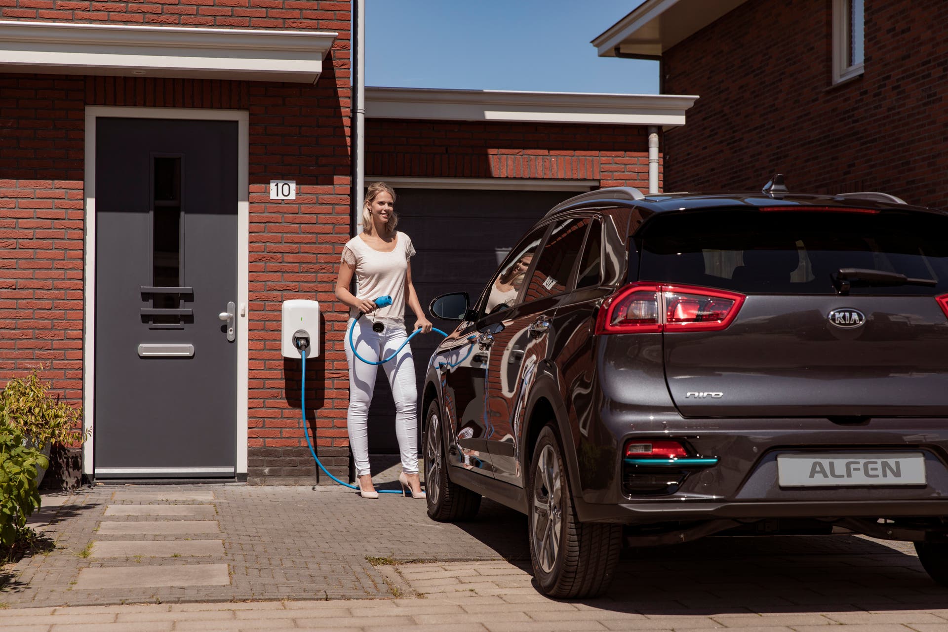 Alfen EVE Single Pro-Line: Efficient EV Charging for Businesses | Alfen