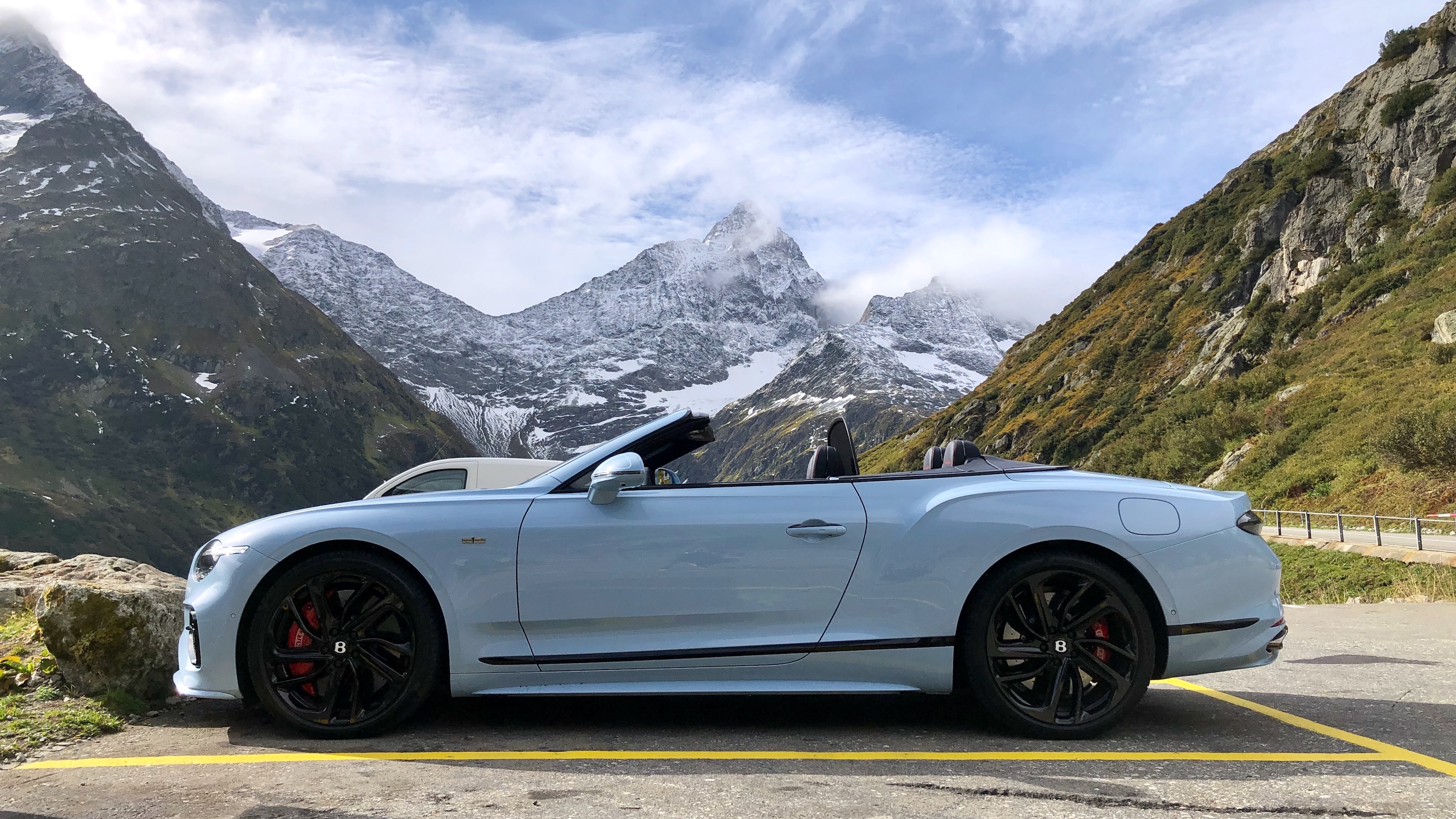 Electrifying Drive in the 771-HP Hybrid-Electric 2025 Bentley ...