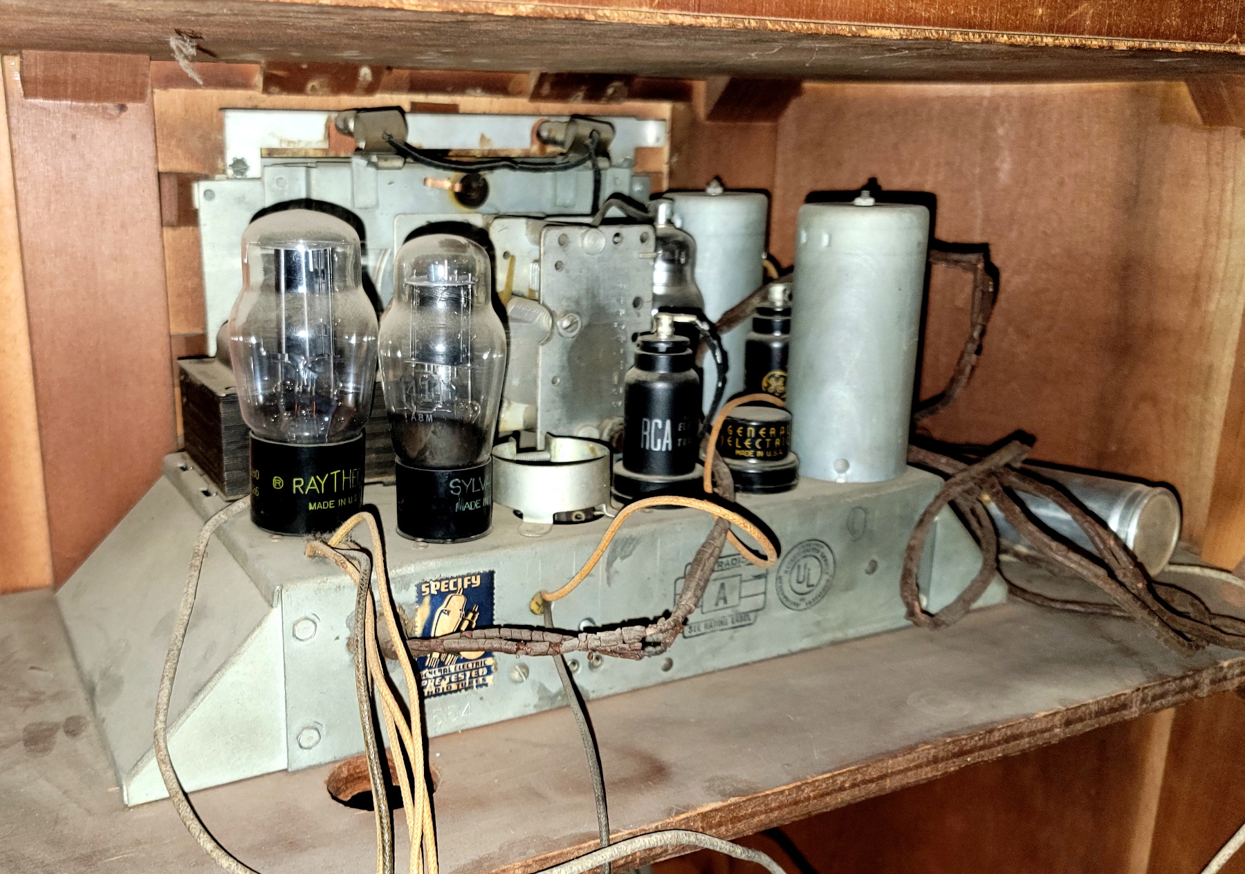 Bringing Back a Classic Tube Radio as a Bluetooth Speaker