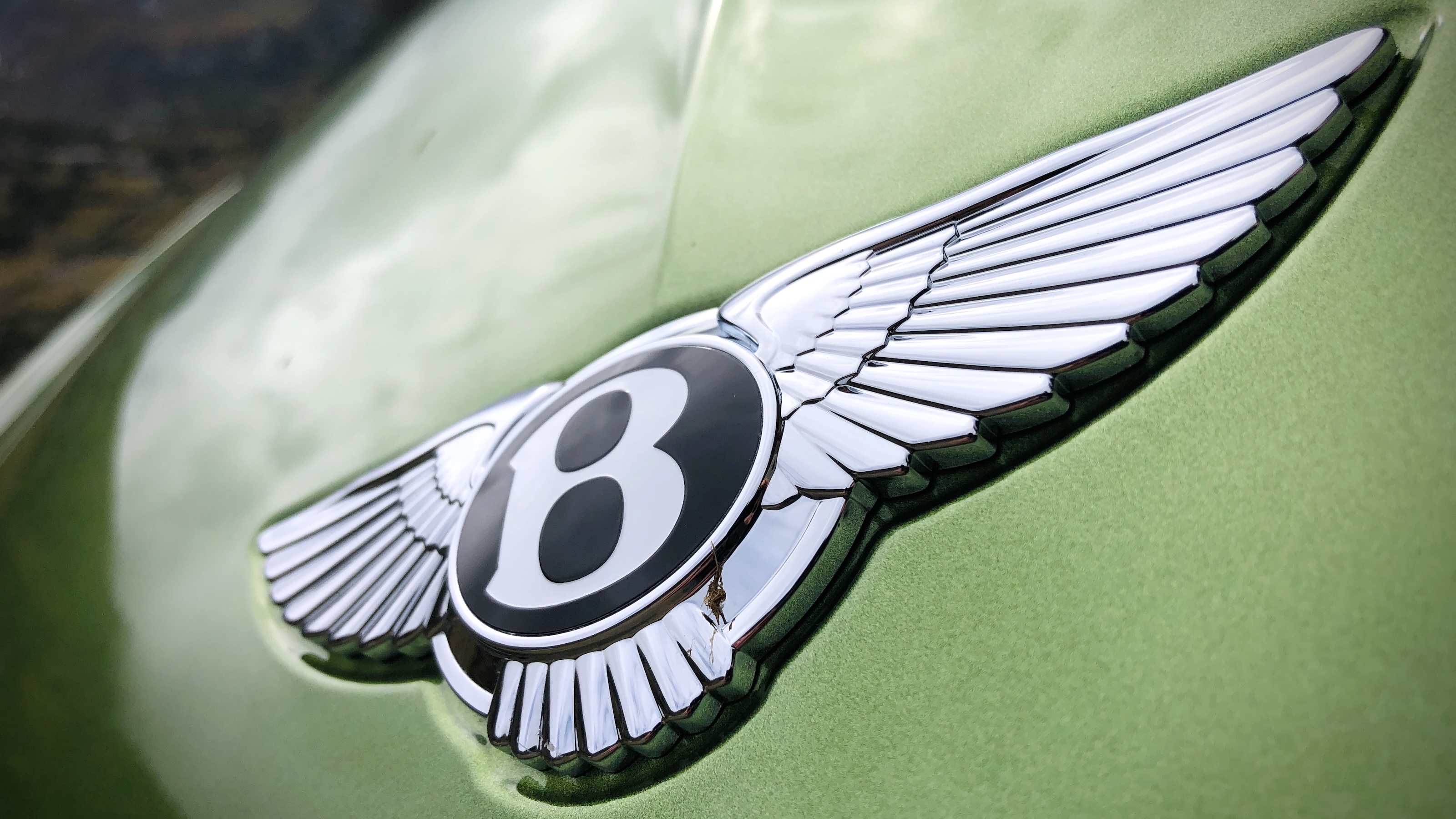 Electrifying Drive in the 771-HP Hybrid-Electric 2025 Bentley ...