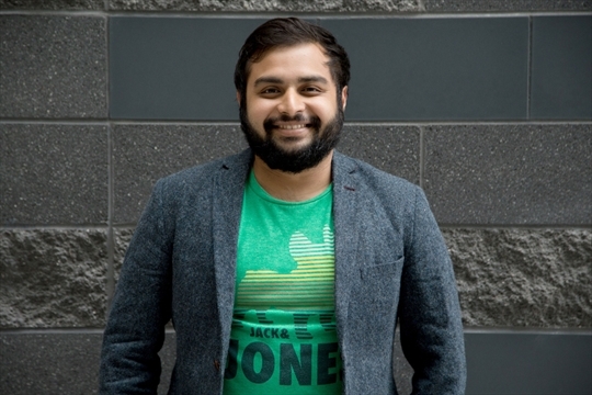 College Dropout Challenges Google in Smart Contact Lens Innovation