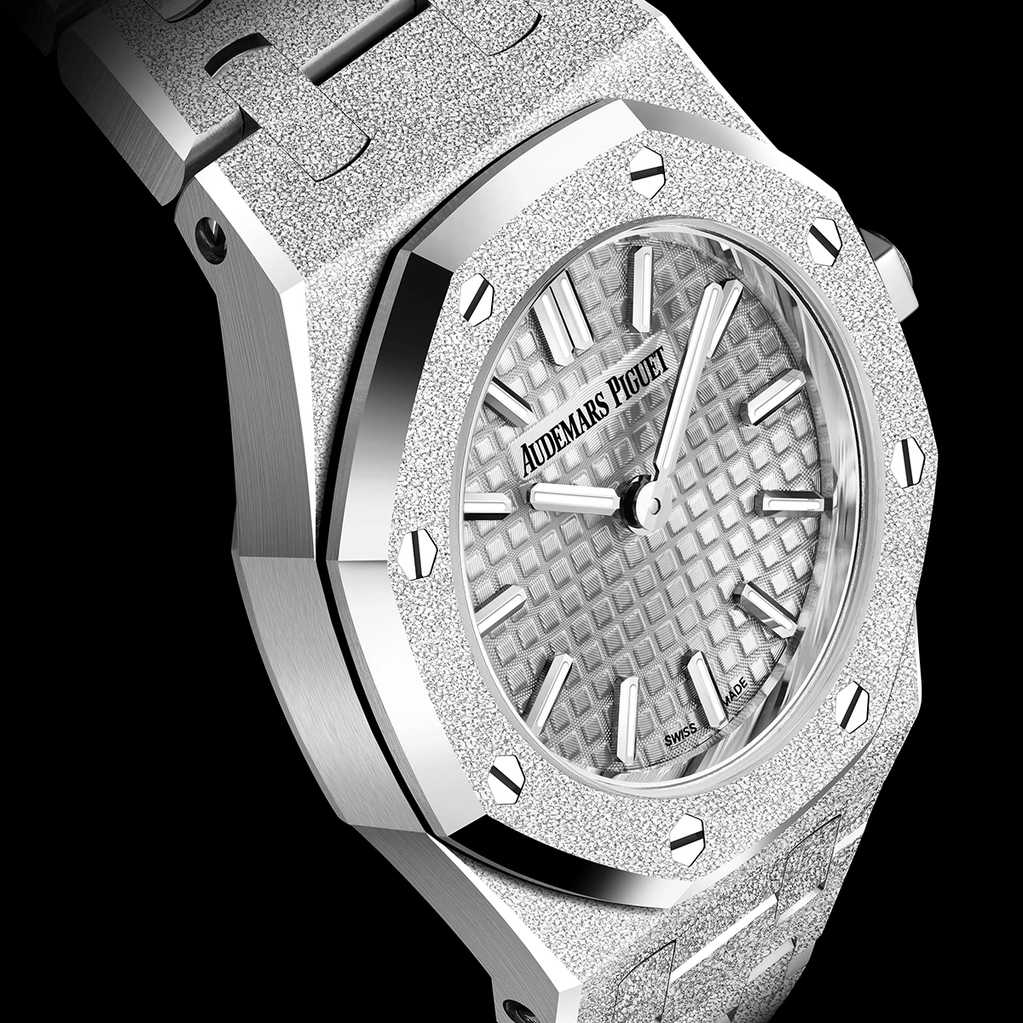 Glanzvoll: Audemars Piguet enthüllt Royal Oak Mini in Frosted Gold ...