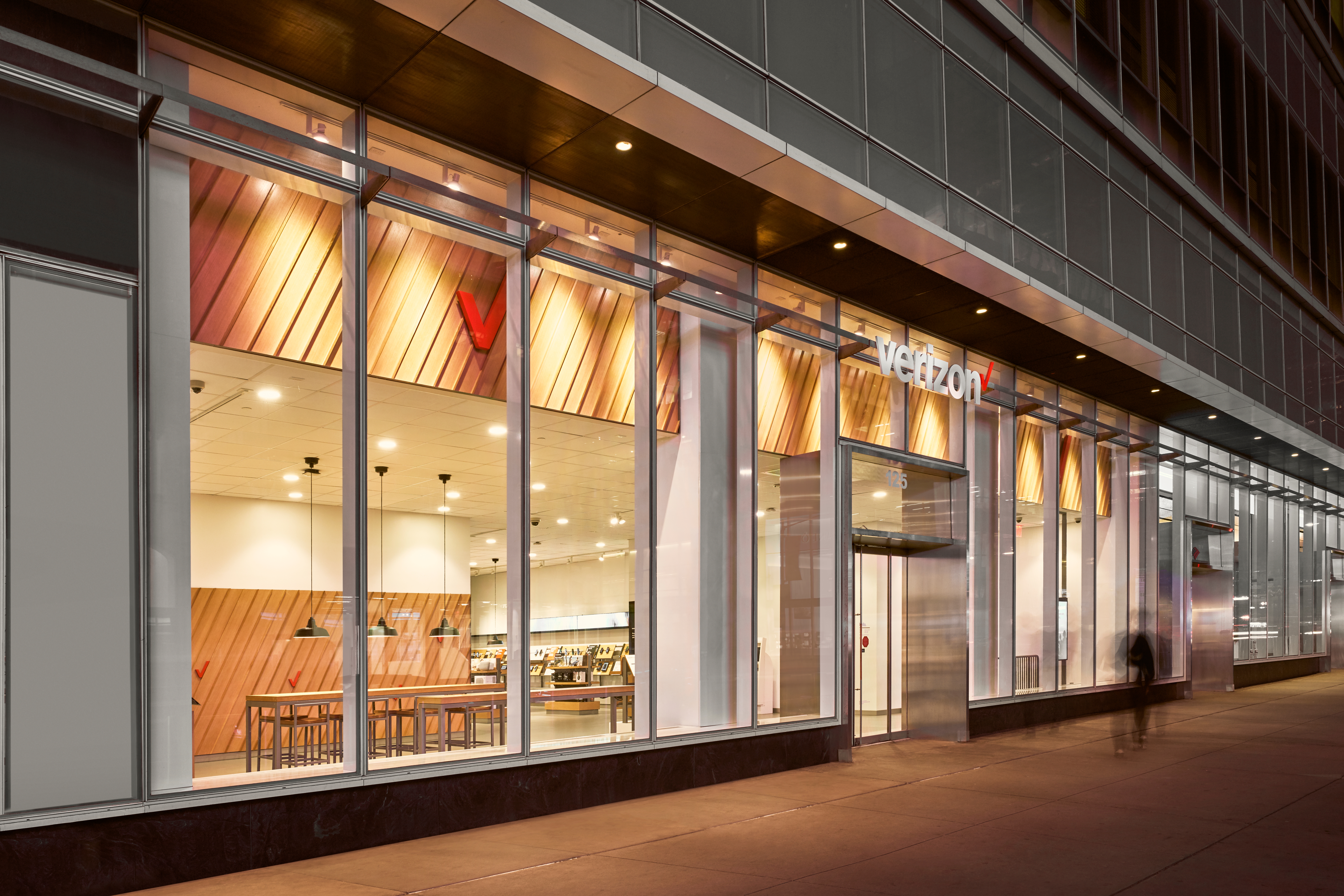 Verizon's neutral host pledge sparks cheer and concern