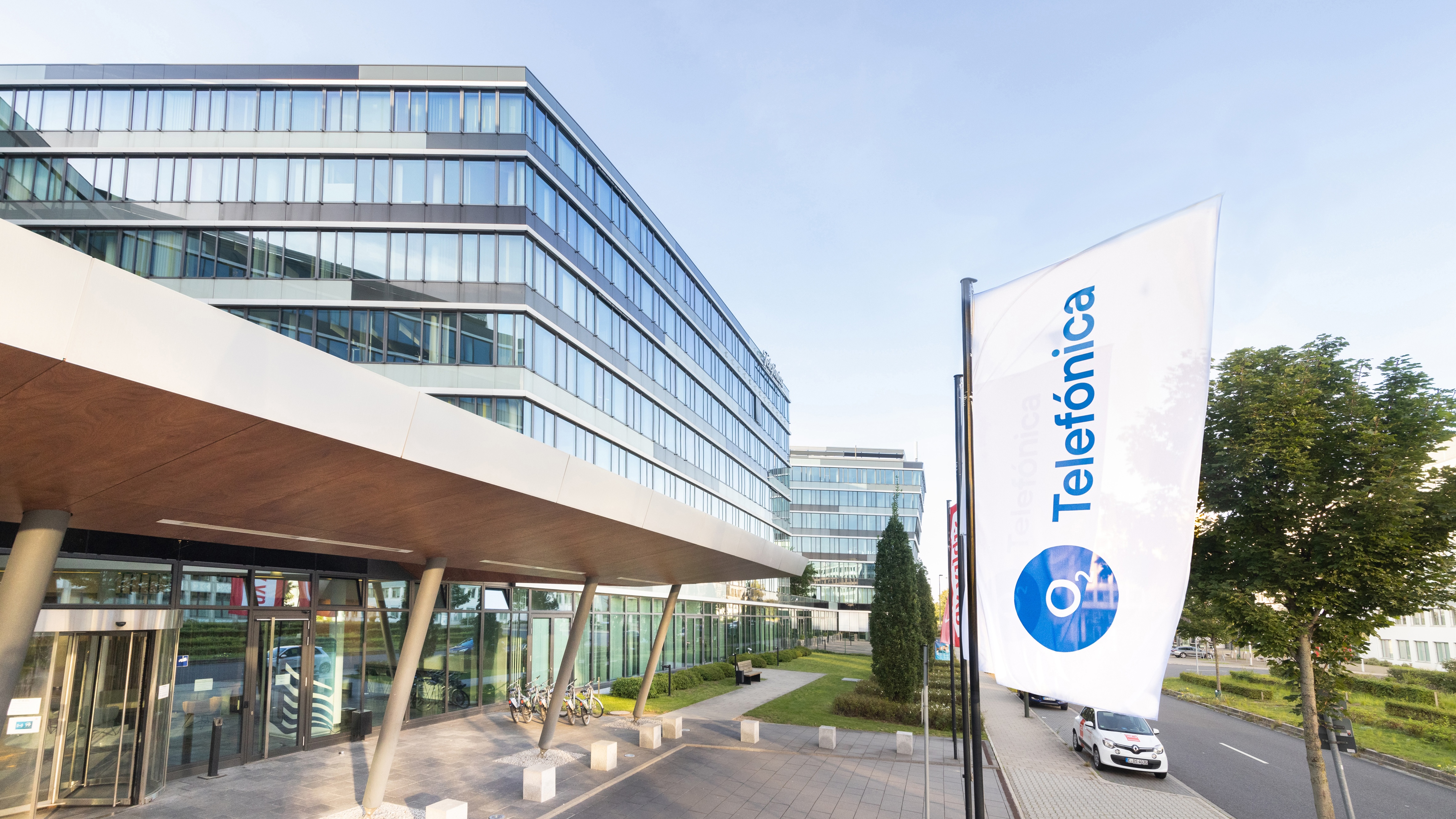 Orange and Telefónica clash over public cloud use in telecom