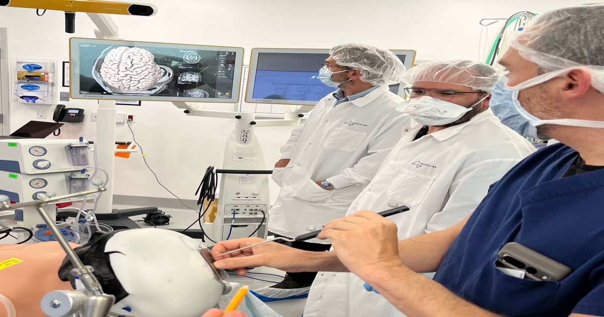 Musk Neuralink Recruits Patients for Clinical Trial