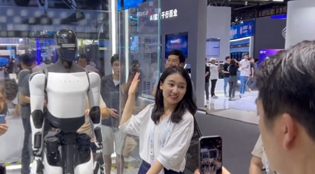 Tesla Optimus Humanoid Robot Draws Crowds at World AI Conference
