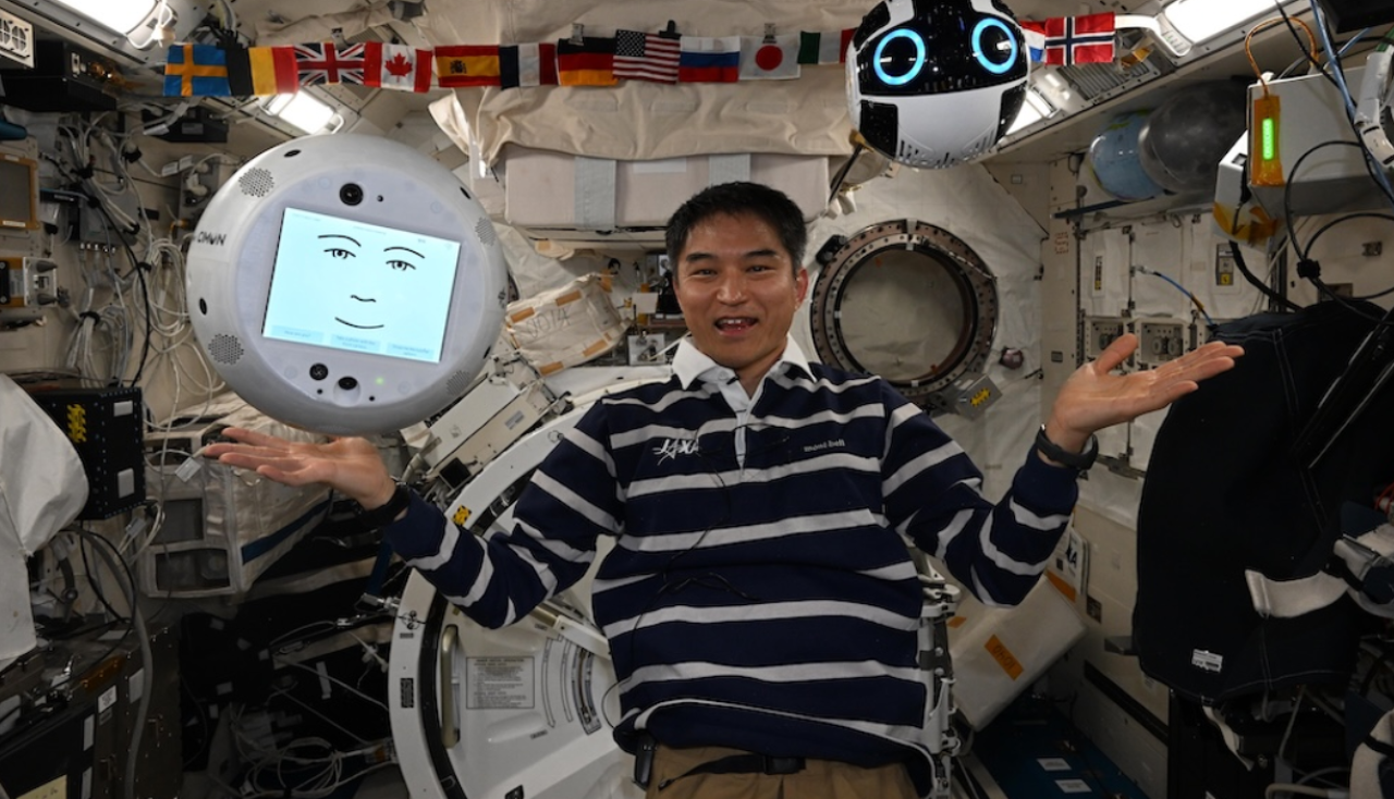 AI-Controlled Robots Play Hide and Seek in Space