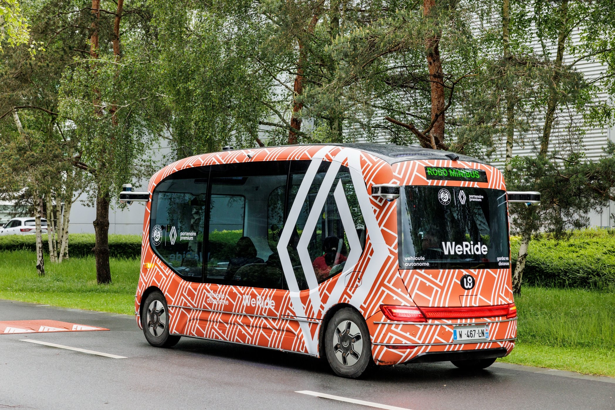 Automaker Plans Driverless Bus, Ditches Self-Driving Cars
