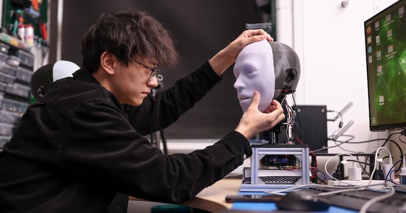 Robot Learns to Respond to Human Facial Expressions