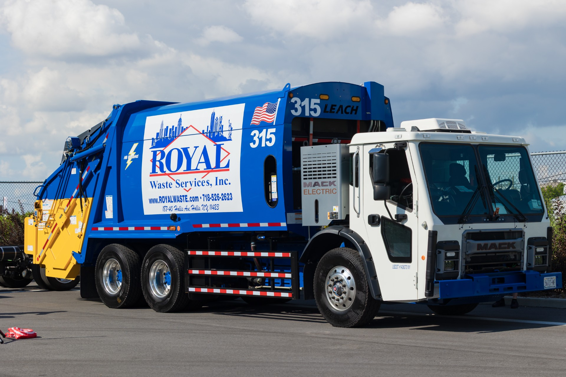 Mack Trucks Delivers First Mack LR Electric Refuse Vehicle to Bronx