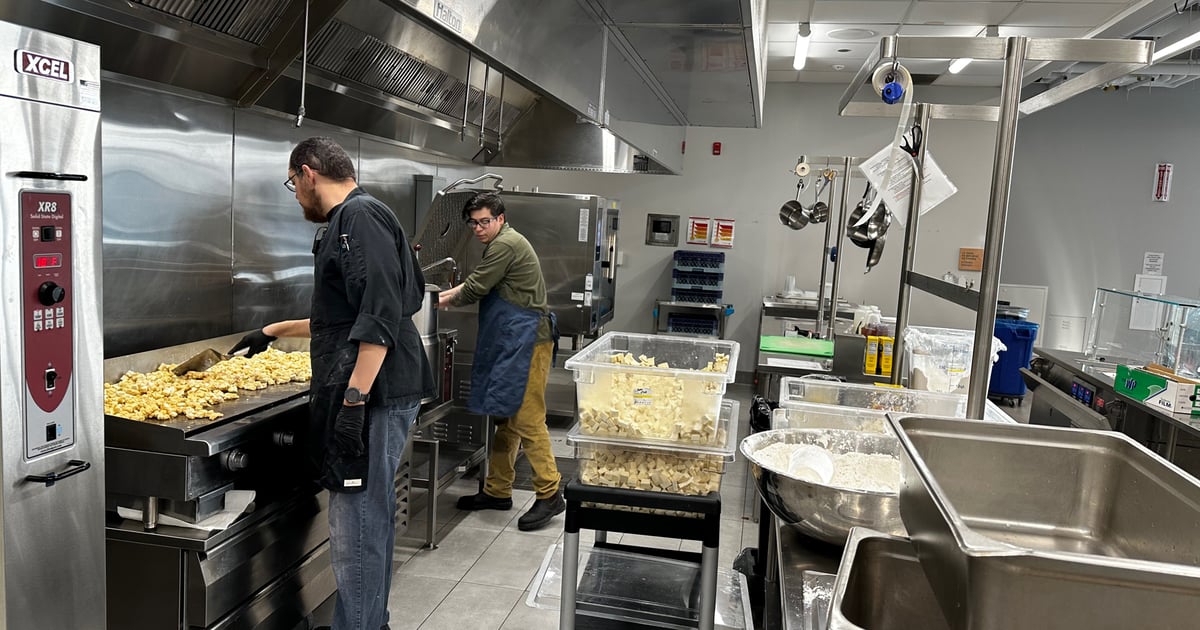 Illinois schools fight to bring local food to students’ plates