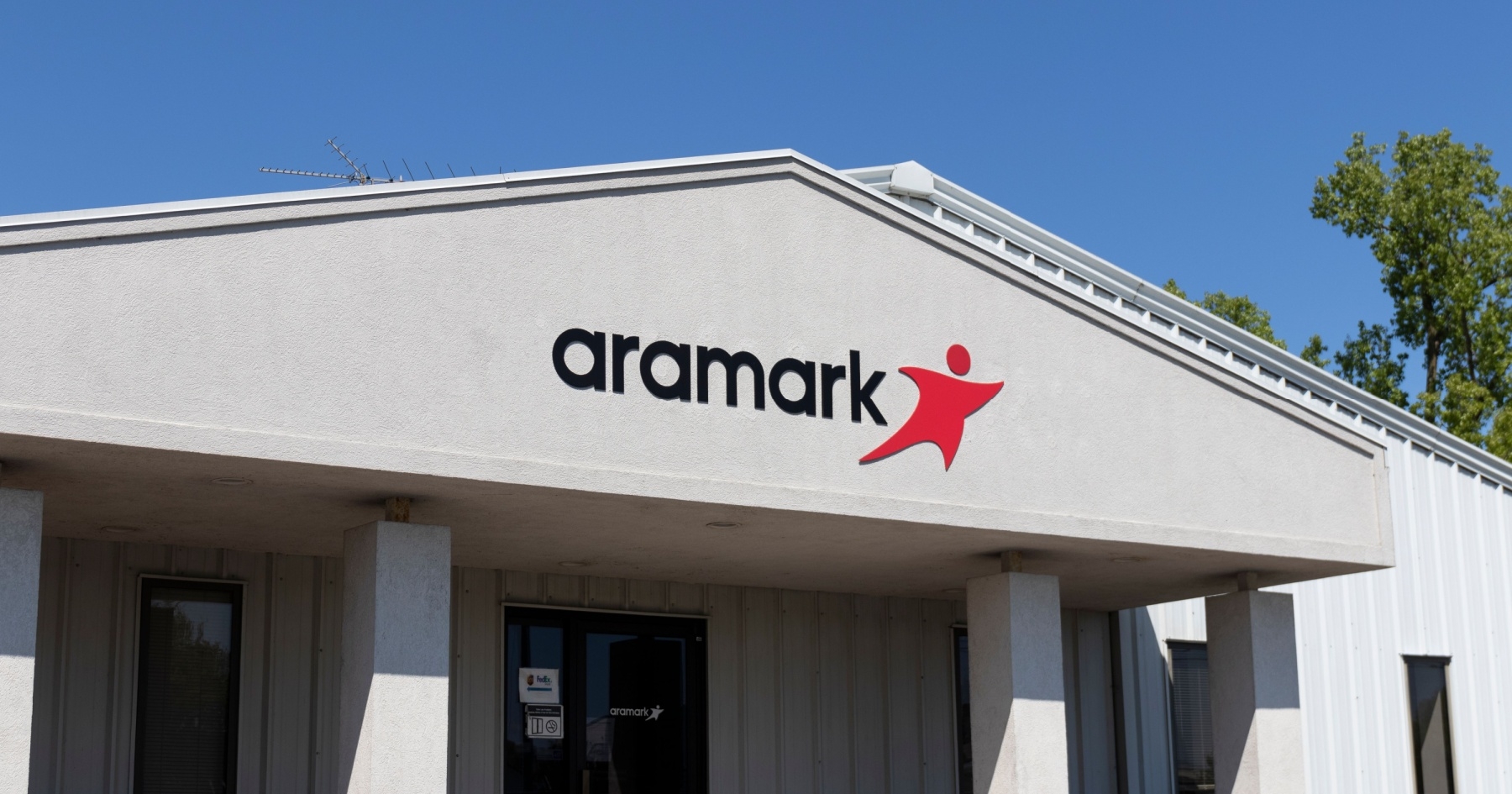 Micro-markets and vending concepts drive success for Aramark during the ...