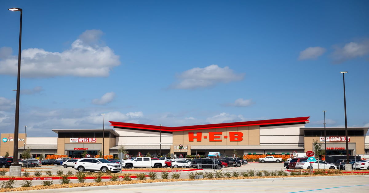 H-E-B cuts the ribbon on new store in Manvel, Texas