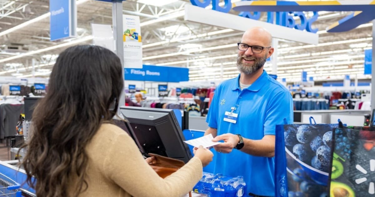 Walmart raises hourly pay to more than $17.50