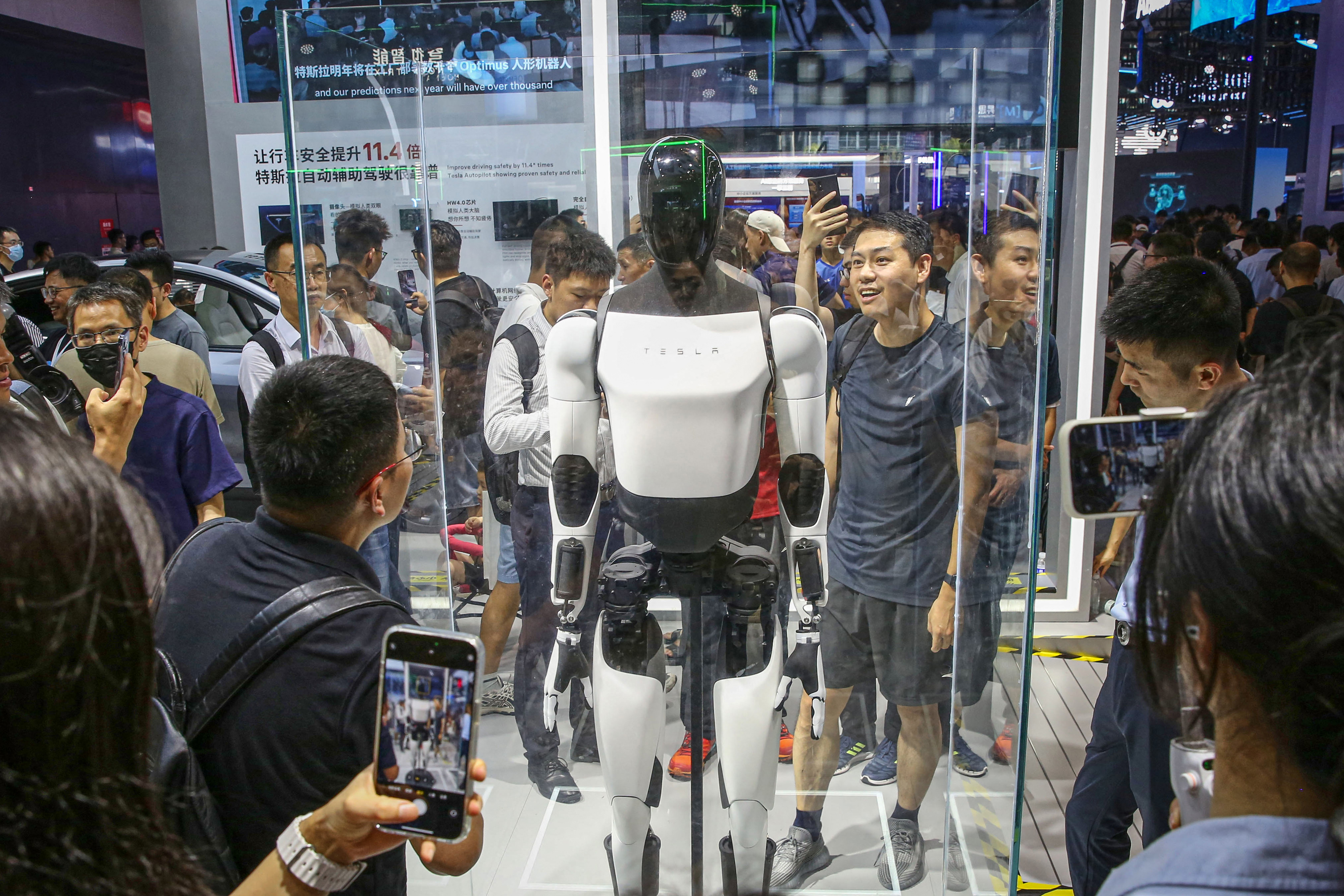 Tesla Optimus Humanoid Robot Draws Crowds at World AI Conference
