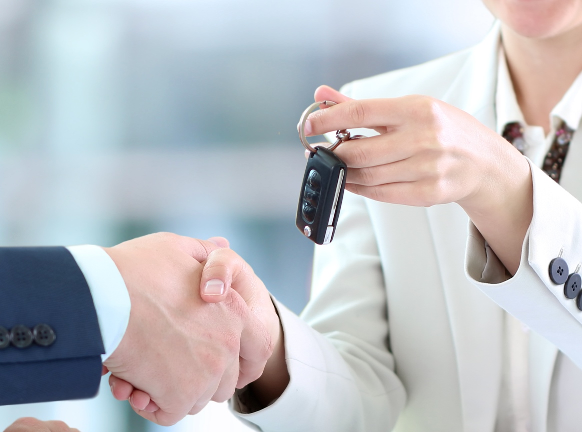 Pros, Cons of Car Dealership Salespeople Wearing F&I Hats