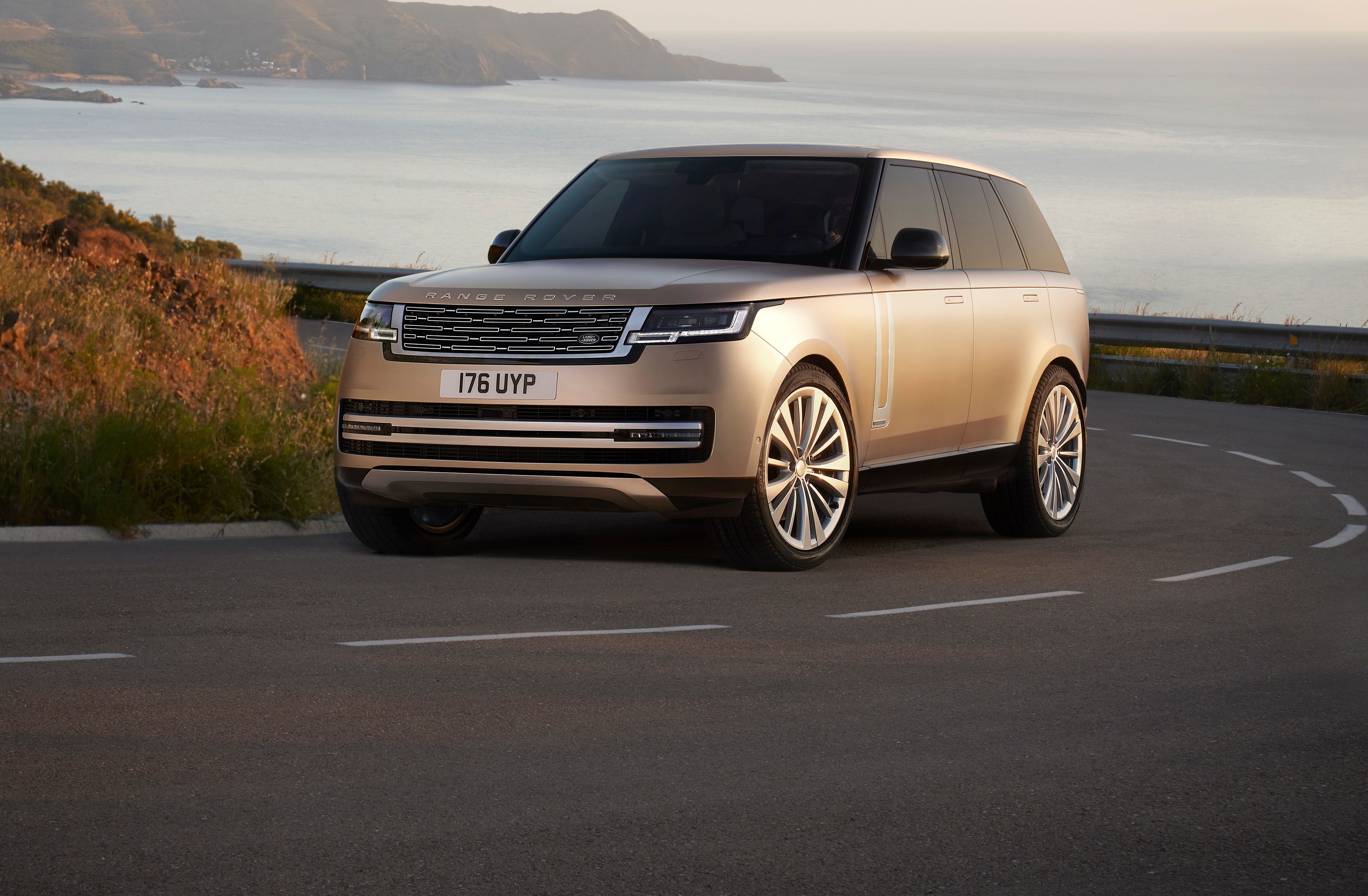 ’22 Range Rover Grows in Size, Will Add EV and PHEV Options