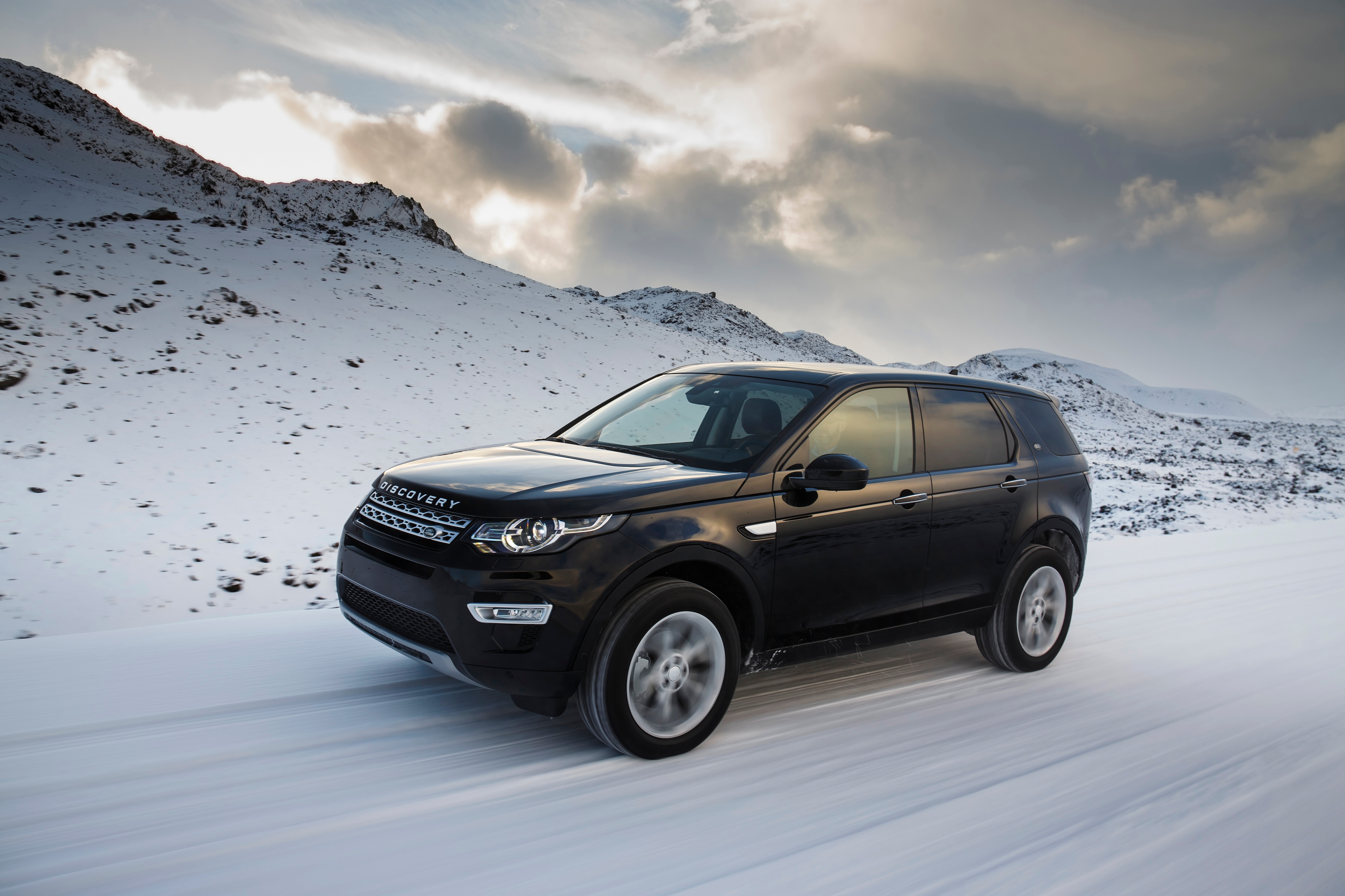 Land rover discovery in snow store
