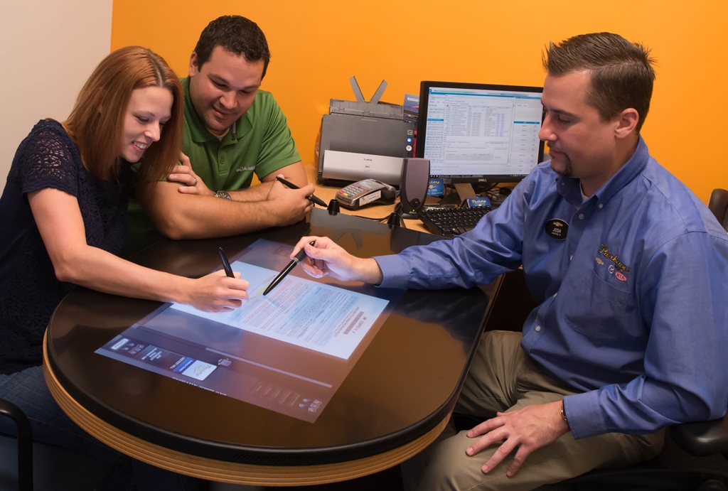 Supersized Computer Tablet Leaves Its Mark in Auto Retailing