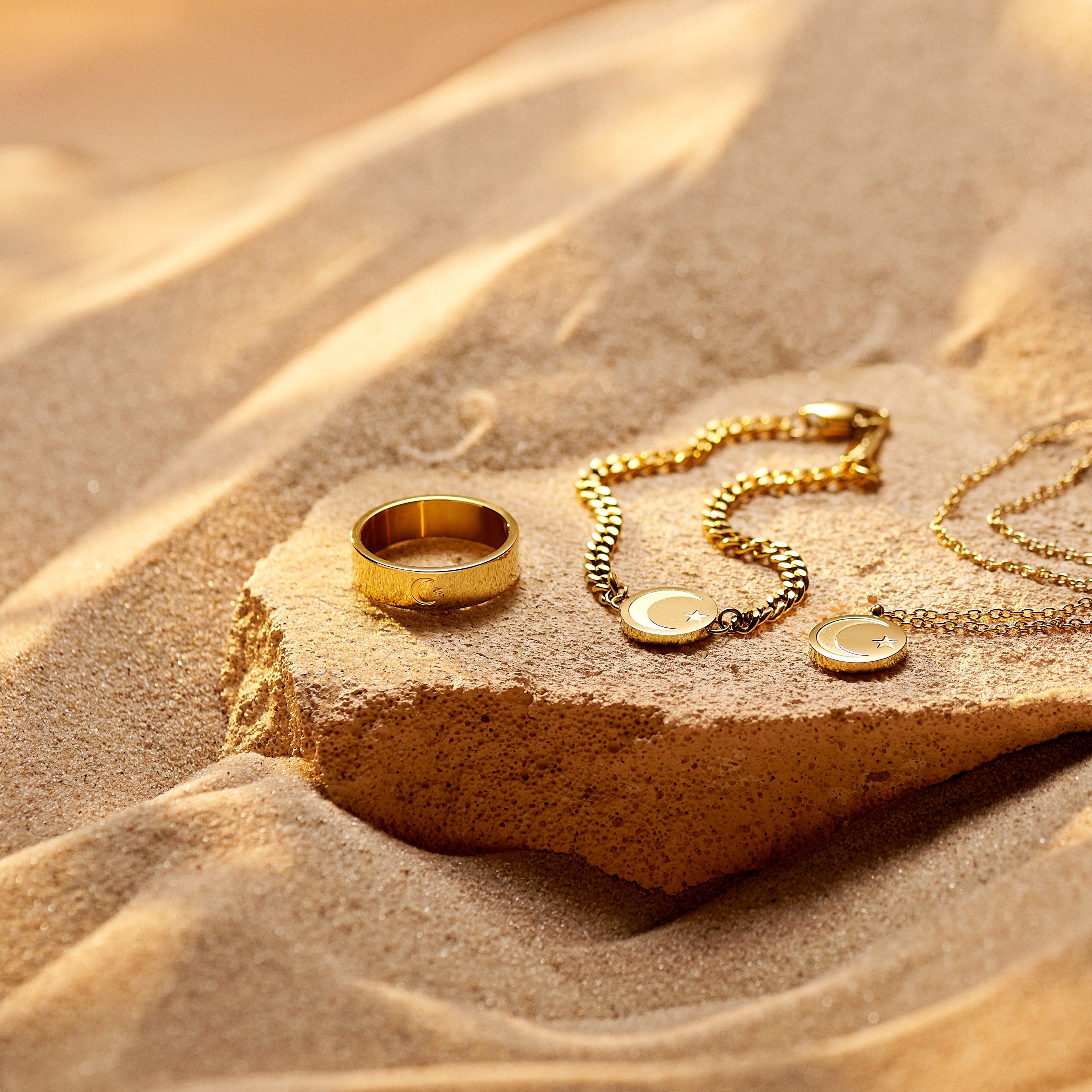 Unity | 6 mm Goudkleurige Ring met Halve Maan en Ster | Op voorraad | Arkai Unity | 6 mm Goudkleurige Ring met Halve Maan en Ster | Op voorraad | Arkai