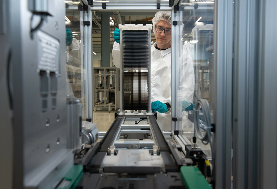 Oxford PV sets ‘new world record’ for commercial-sized solar cell ...