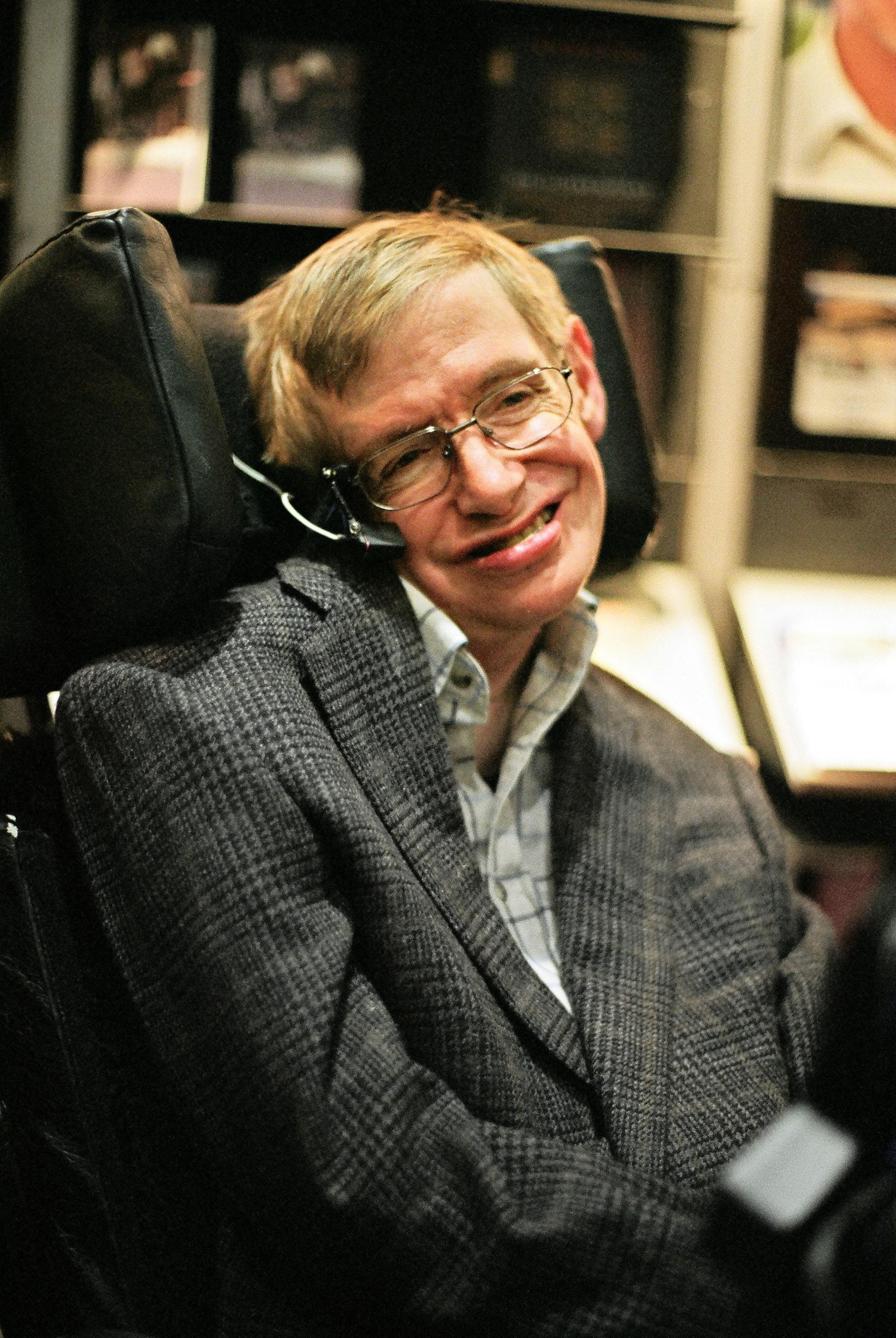 Stephen Hawking Sonriendo Stephen Hawking Joined By His Daughter Foto