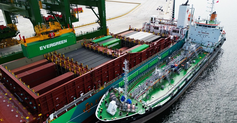 Singapore bunkers methanol for container ship during cargo operation