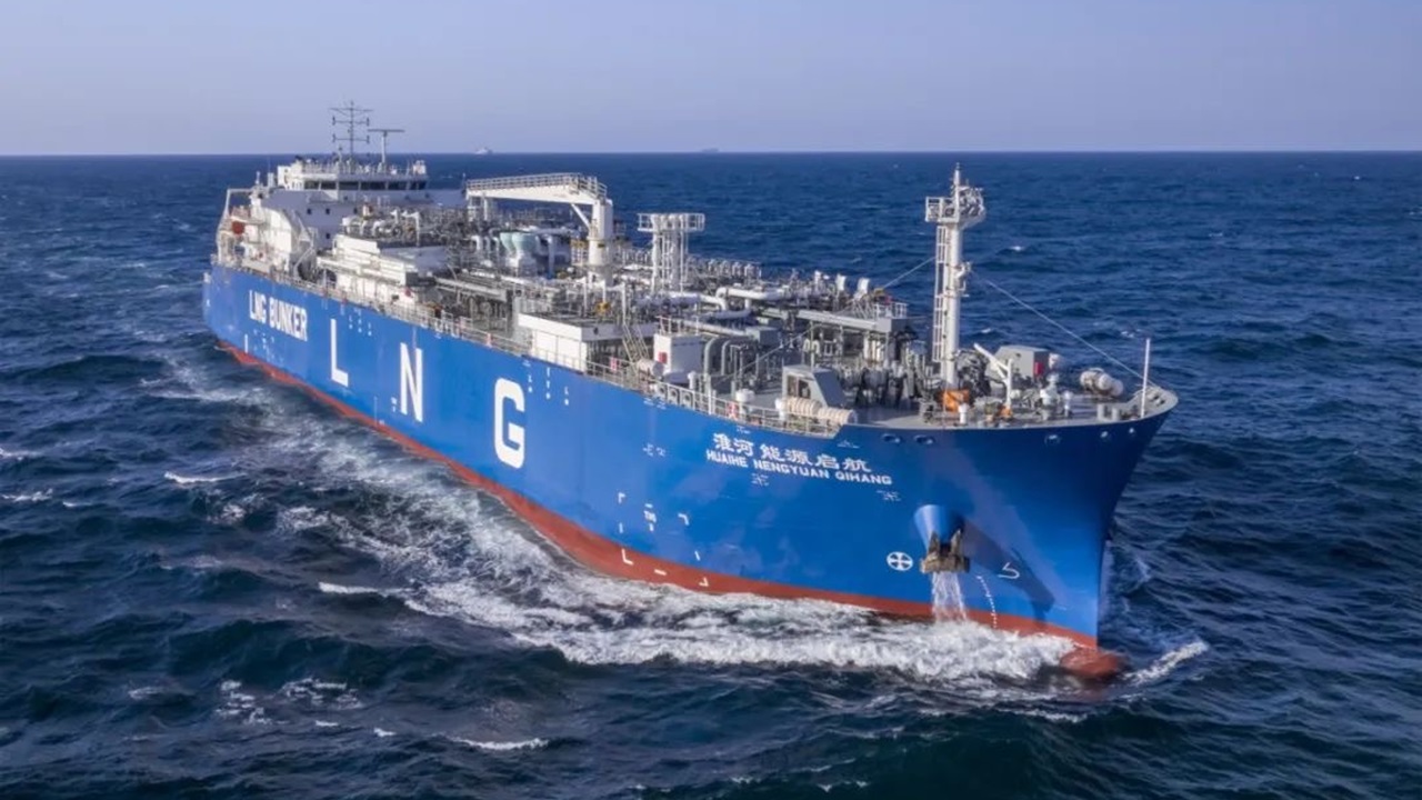 LNG bunker tanker delivered for Yangtze River and ocean trading