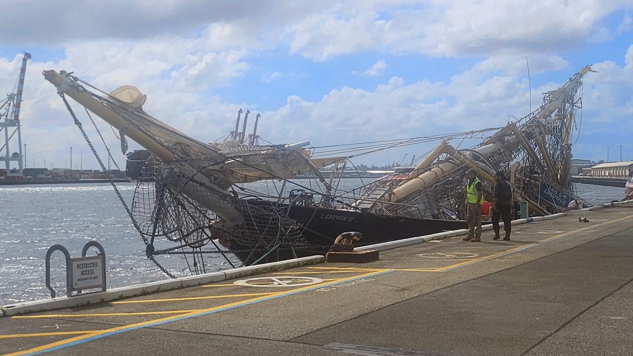 Maersk container vessel smashes iconic tall ship Leeuwin