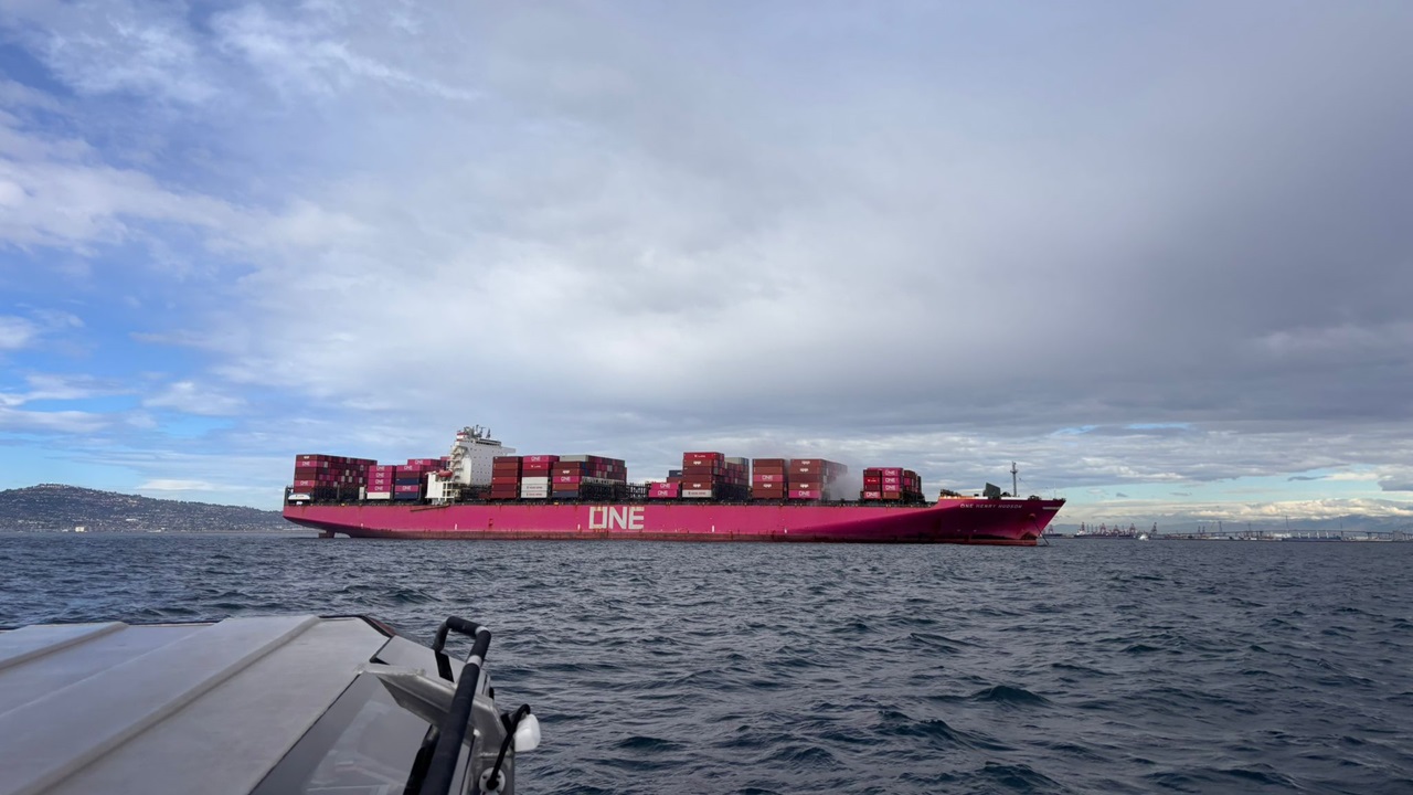 Fire hit ONE container ship to be moved back to berth