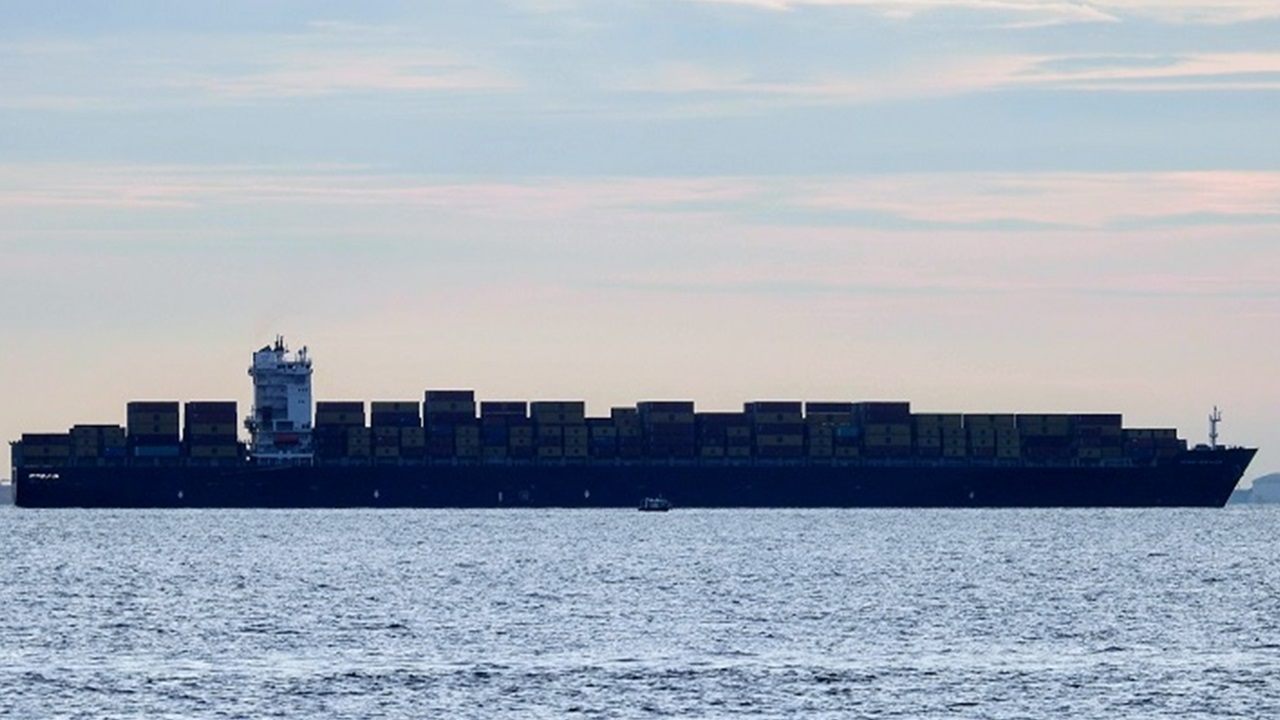 Maersk hires tug from Europe to rescue powerless Maersk Sana