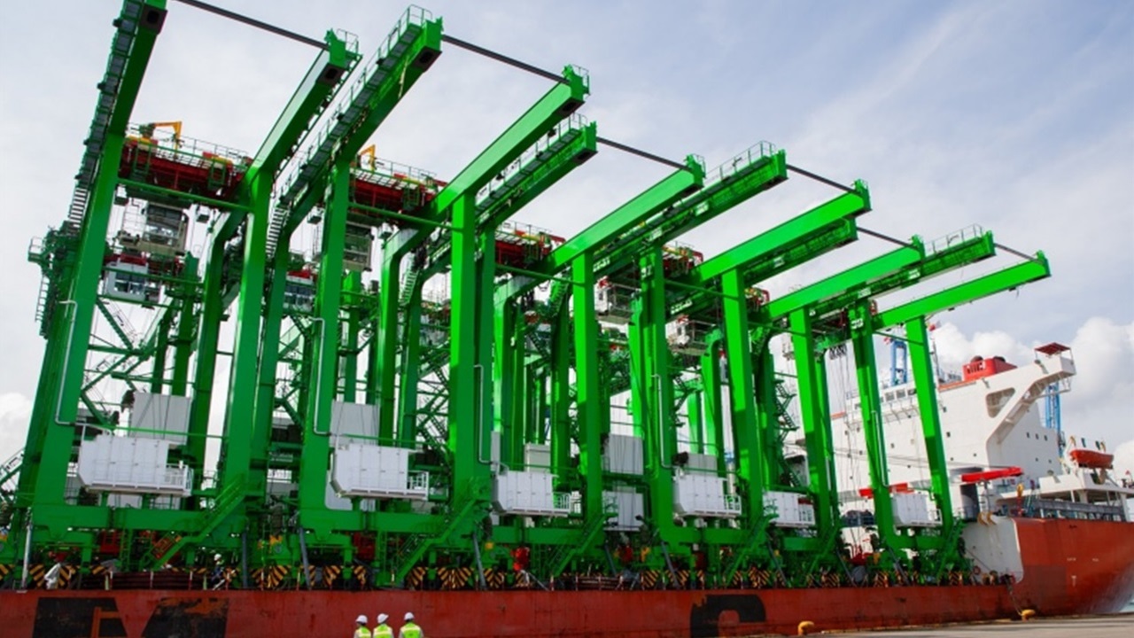 Colon Container Terminal adds hybrid yard cranes