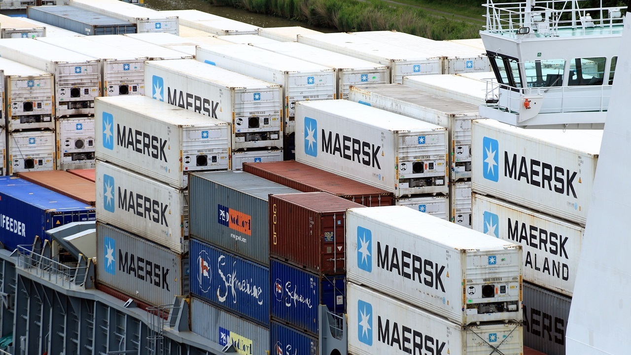 Container freight rates fall but Red Sea return will be tipping point