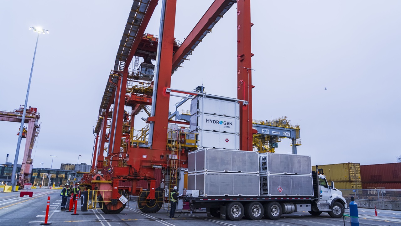 DP World tests hydrogen fuel cell RTG