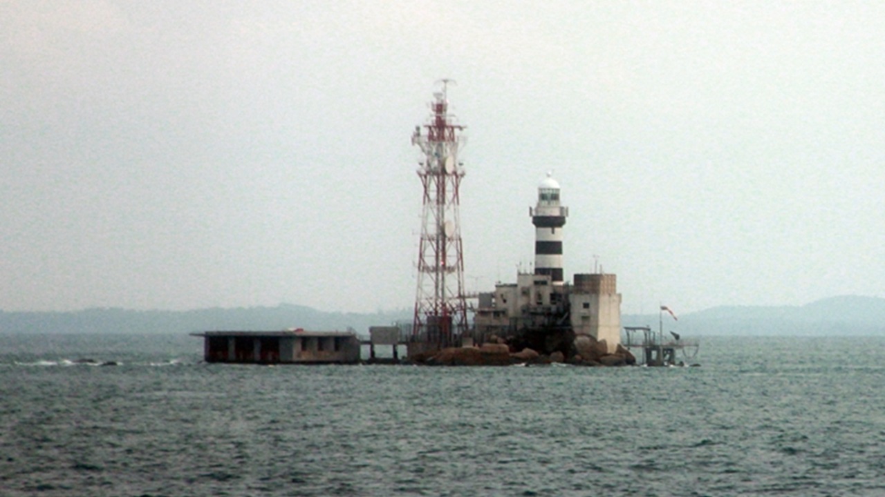 Greek bulker rescues 30 from capsized fishing boat