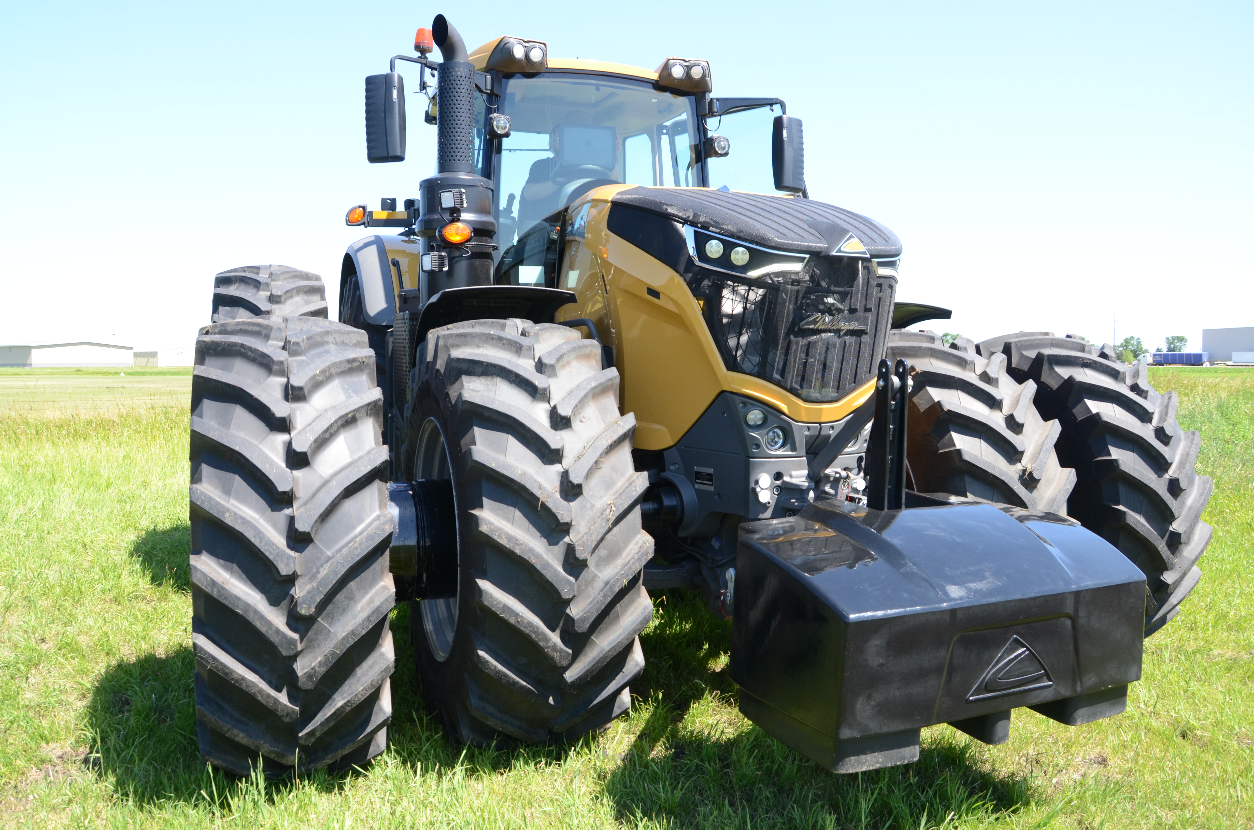 Challenger 1000 offers power, compact size