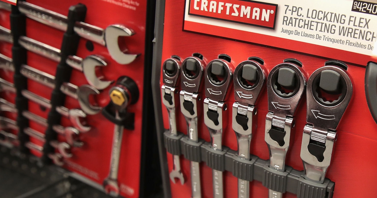 A changing of the tool guard