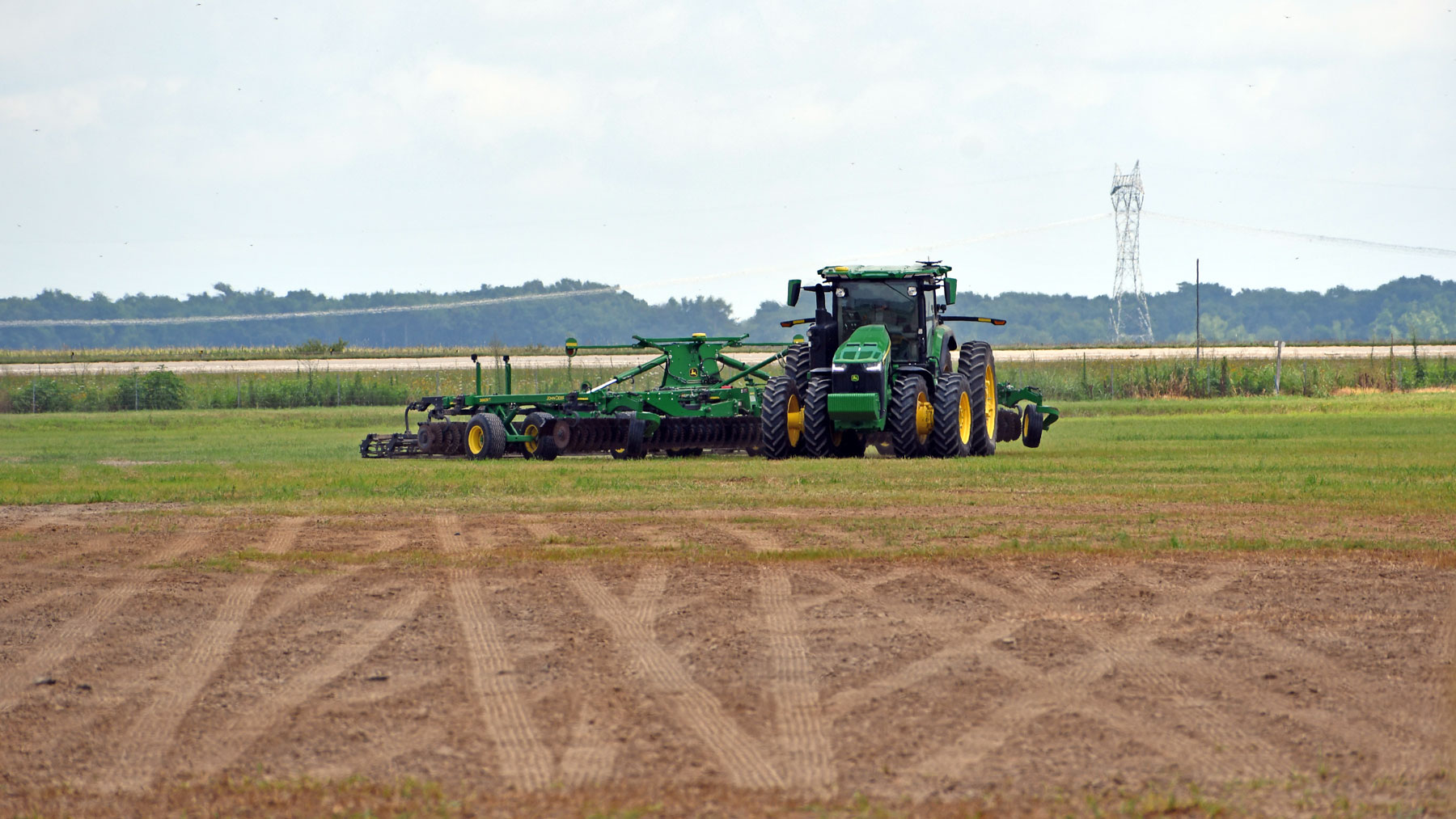 Autonomous John Deere tractor debuts, transforming modern agriculture