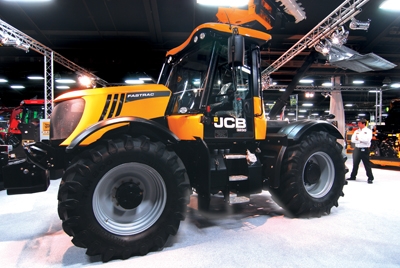 JCB's new Fastrac Xtra row-crop tractor | Farm Progress