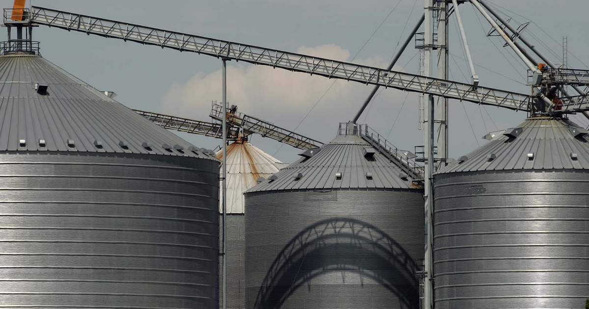 16 fire departments in 10 states receive grain bin rescue tube, traini