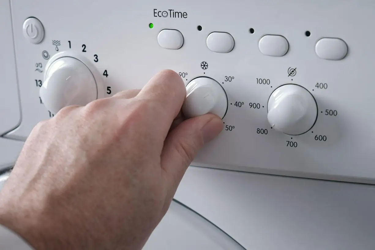 Best Wash Temperature to Keep Clothes Vibrant | Vanish IN