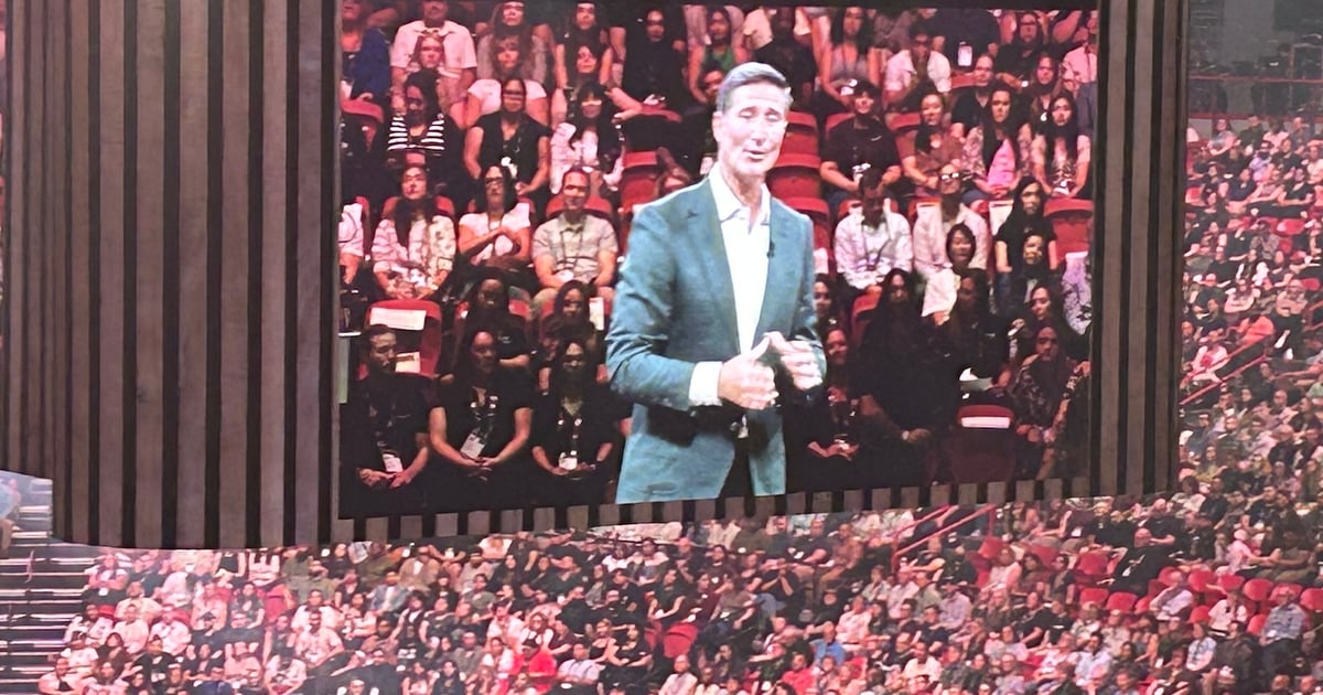 Starbucks to hire assistant managers for most restaurants