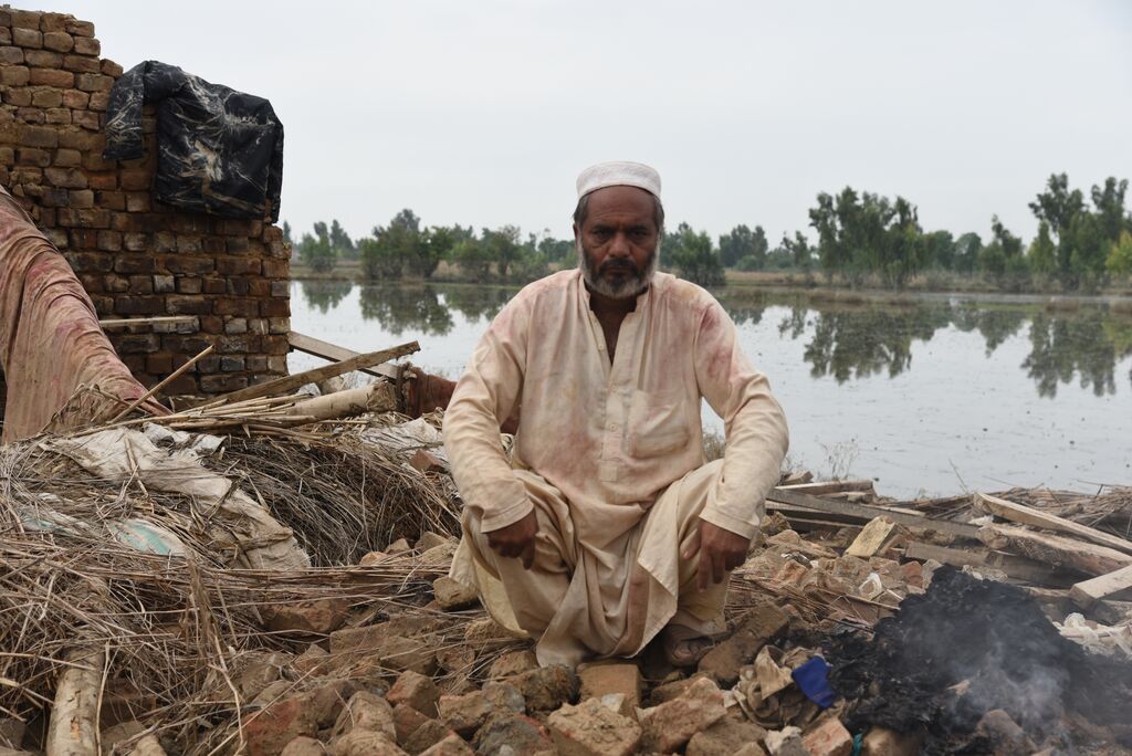 IRC: Pakistan Floods: Assisting with Food, Hygiene and Dignity