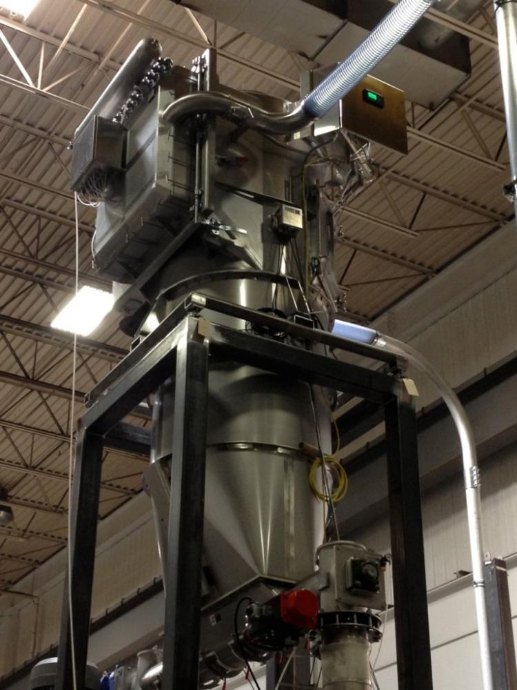 Tool-Free Loading Filter Receiver with Integrated Feeder