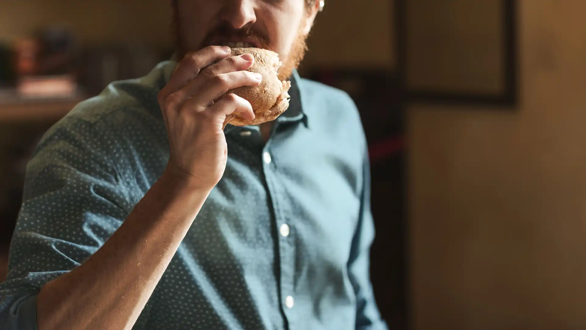 Guide til symptomer, årsager og behandling af halsbrand | Galieve DK